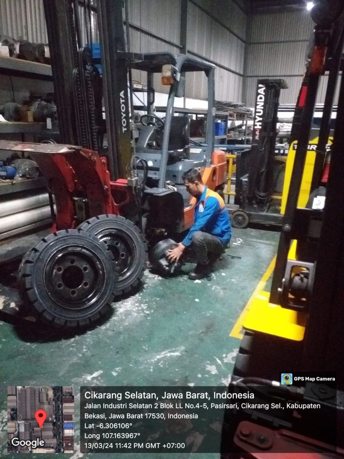 Pemasangan/Pergantian Ban Solid Roda Depan Forklift Toyota: Panduan Lengkap - Jasa Service ...